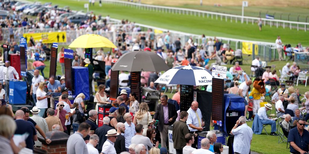 Jack Lander the toast of Pontefract with first victory | Racing365